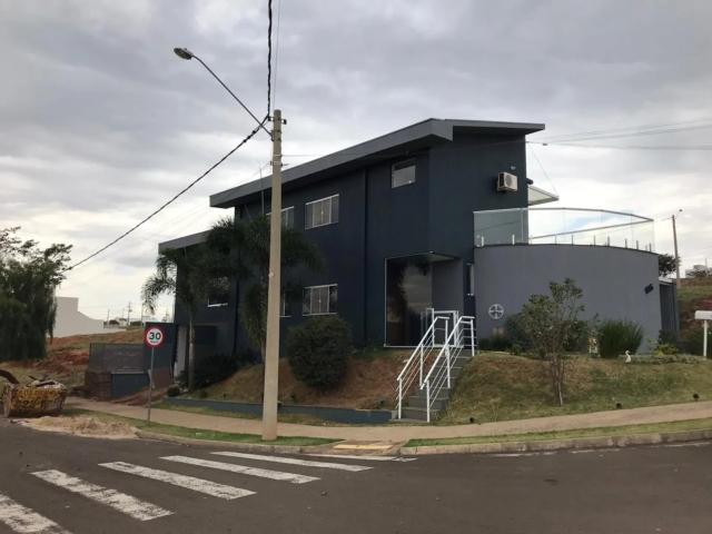 Casa para Aluguel com 4 quartos, 275 m² por R$ 4.700