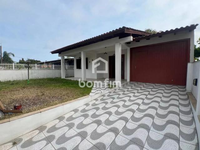 Casa para Aluguel com 4 quartos, 200 m² por R$ 3.000