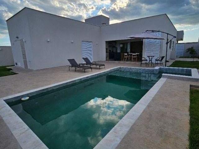 Casa para Aluguel com 4 quartos, 210 m² por R$ 6.900