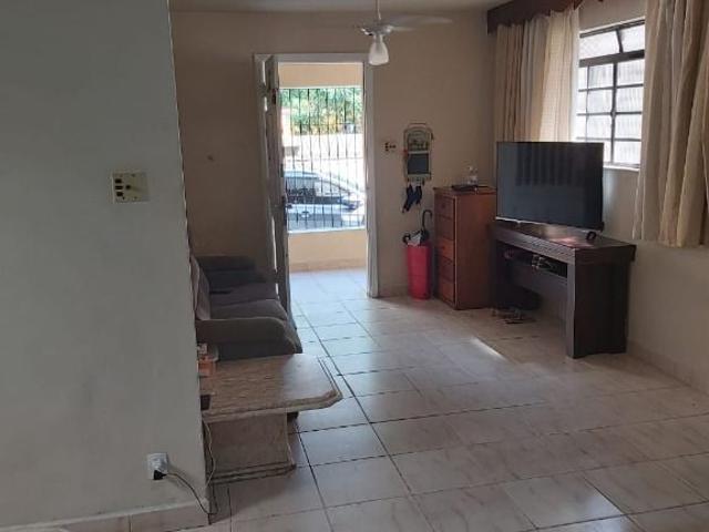 Casa para Aluguel com 4 quartos, 220 m² por R$ 7.000
