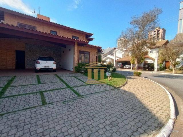 Casa para Aluguel com 4 quartos, 326 m² por R$ 12.000