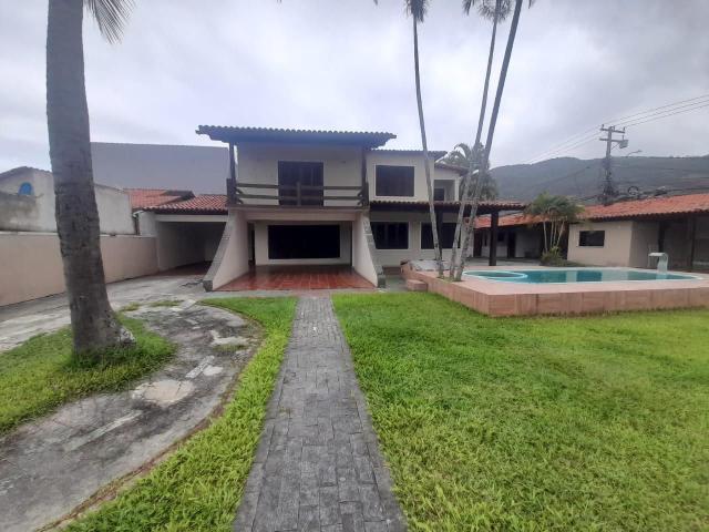 Casa para Aluguel com 4 quartos, 450 m² por R$ 6.800