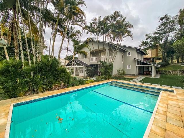 Casa para Aluguel com 5 quartos, 420 m² por R$ 12.000