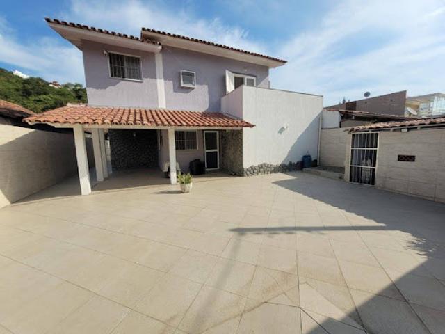 Casa para Aluguel com 6 quartos, 218 m² por R$ 5.500