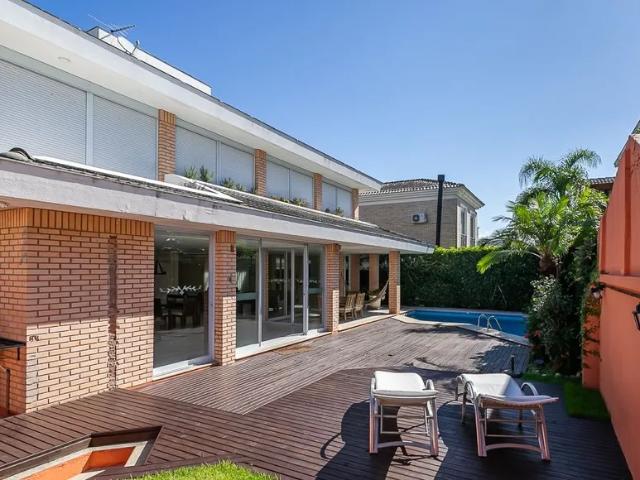 Casa para aluguel possui 400 metros quadrados com 5 quartos…