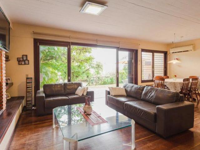 casa para familia toda nos 3 figueiras, uma quadra do colégio Farroupilha