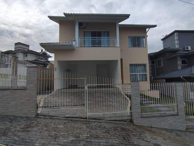 Casa para locação na Pedra Branca, Palhoça – 3 dormitórios, suíte com hidromassagem, piscina e área de lazer