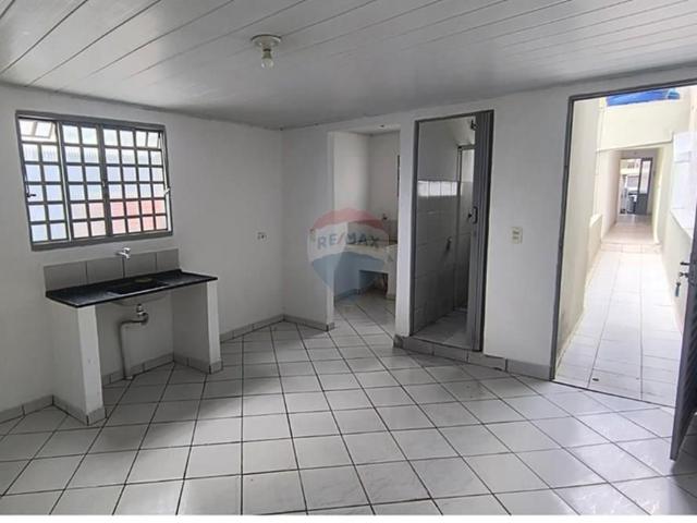 Casa para locação na Vila Sonia, com 01 dormitório, sala, cozinha, banheiro e área de serviço, entrada compartilhada