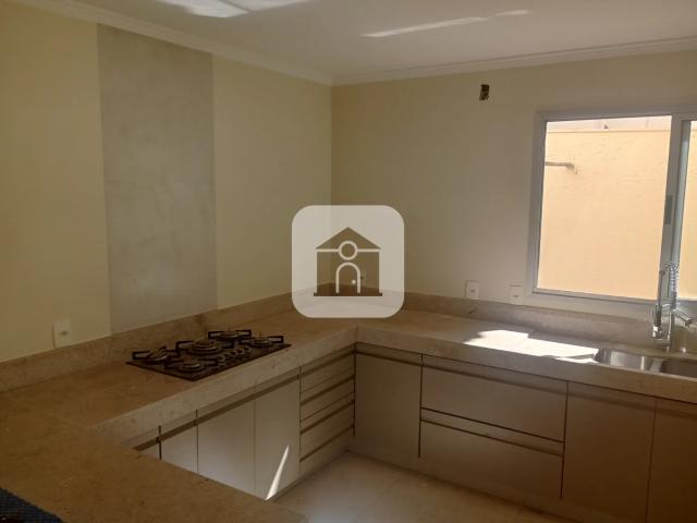Casa para locação no bairro Jardim Karaíba