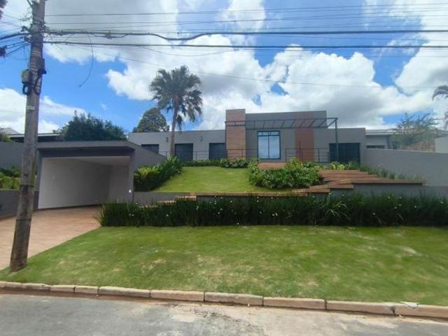 Casa para Locação no Condomínio Flamboyant Moderna, Espaçosa e Impecável!