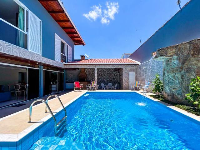 Casa para locação de temporada na praia da Enseada em Guarujá acomoda até 15 pessoas, 200 metros da praia