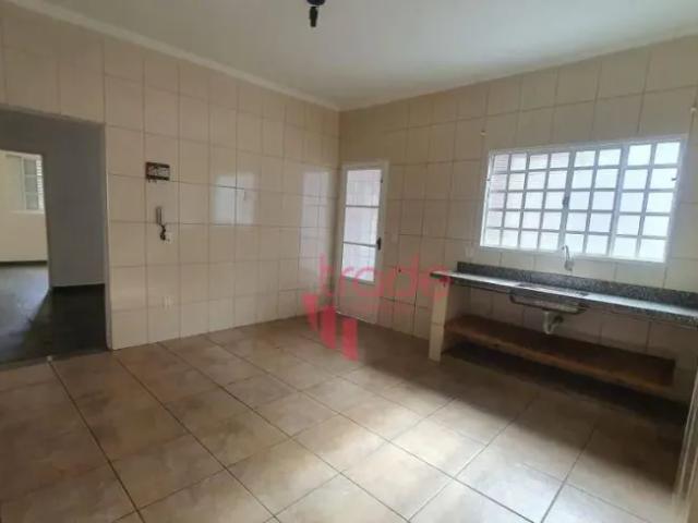 Casa para Locação de 03 Quartos sendo 01 Suíte no Bairro Jardim Paulista com Cozinha Ampla