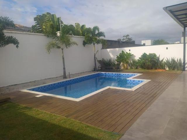 Casa para Locação e Venda com 3 suítes no Alphaville 1