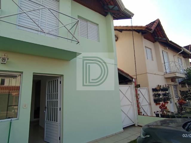 Casa para locação em condomínio fechado na Granja Viana 2 dormitórios, quintal e 2 vagas