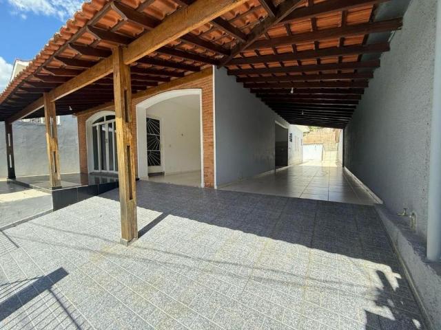 Casa Para Locação Em Guaxupé Mg: 3 Quartos, 1 Suíte, 1 Sala, 3 Vagas de Garagem, 165 m² Bairro Agen