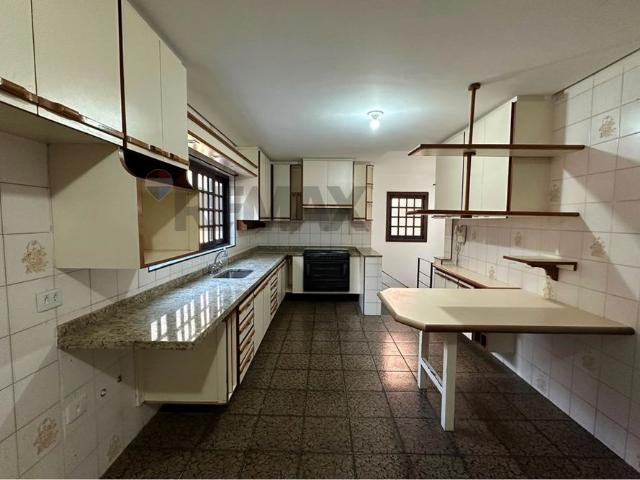 Casa para locação em Jardim Londrina, 250 metros com 4 vagas, 3 quartos, 1 suíte