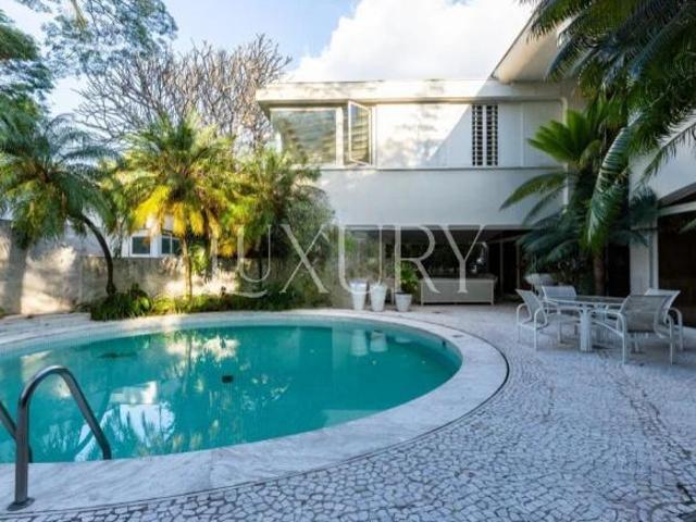 Casa para reforma com 1000 m2 de terreno e 720.0 m² de área construída, à venda no bairro Jardim