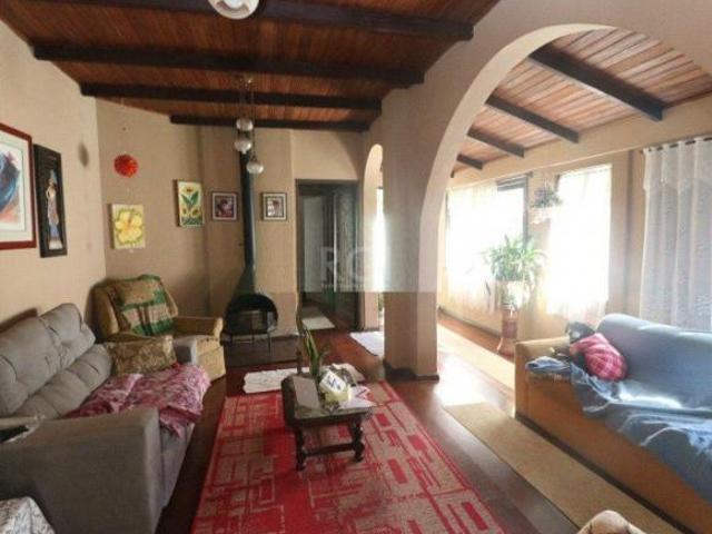 Casa para Venda 250m², com 3 dormitórios, 1 suíte, sala ampla, copa cozinha, churrasqueira, lareir