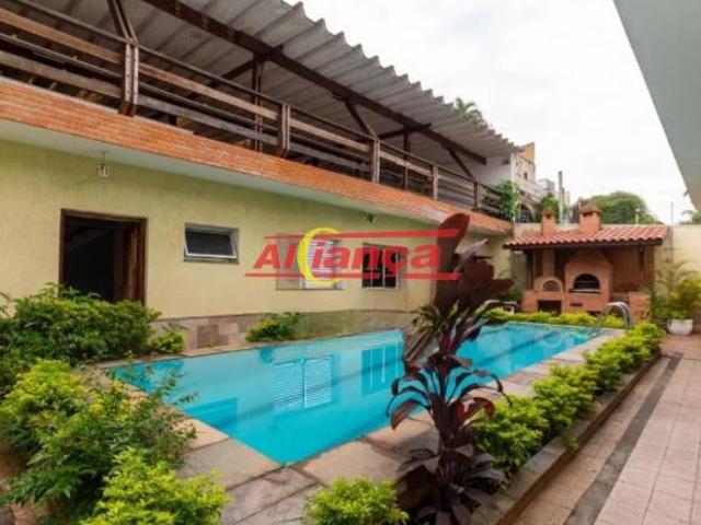 Casa para venda com área total de 750m², 5 quartos e 5 vagas