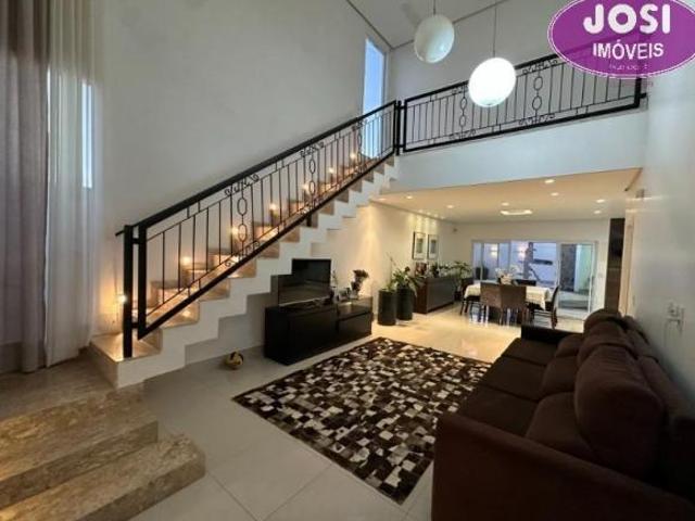 Casa para venda com 3 dormitórios, 250 m² de construção, no Residencial Alto do Aeroporto em Alfenas
