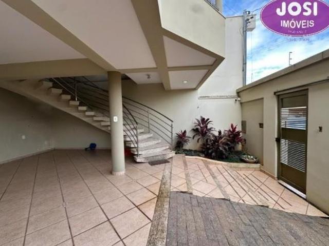 Casa para venda com 3 dormitórios sendo 1 suíte, 358 m² de construção, no Centro de Alfenas/MG