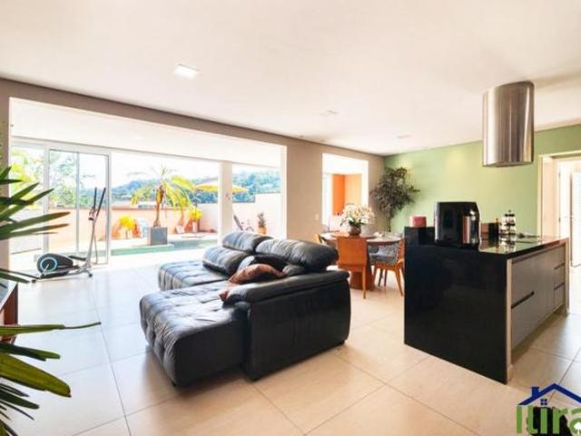 Casa para Venda com 3 dormitórios, sendo 2 suítes com piscina no Residencial Valville I em Alphavill