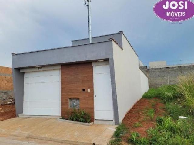 Casa para venda com 3 drmitórios sendo 1 suíte, com 80,40 m² de construção, no Residencial Júlio Alv