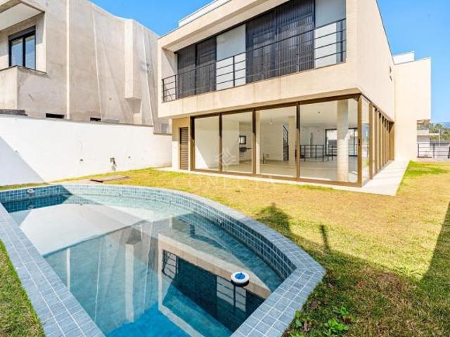 Casa para Venda com 4 Quartos no Itahyê