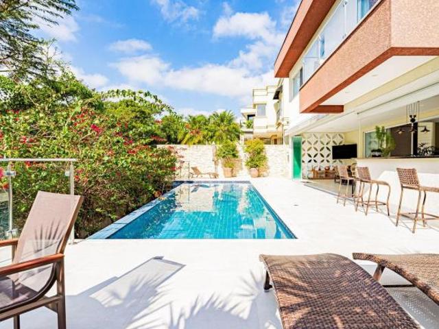 Casa para Venda com 5 Quartos no Gênesis 1