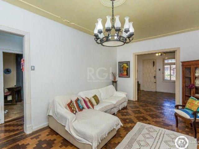 Casa para Venda de 3 dormitórios, no bairro Petrópolis