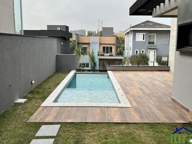 Casa para Venda de 364m² com 4 dormitórios sendo 4 Suítes e 6 vagas de garagem no Condomínio Burle M