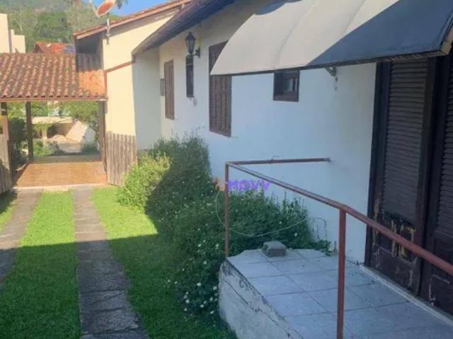 Casa para venda dentro de condomínio no Badu