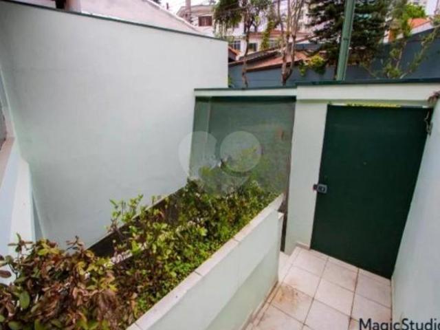 Casa para venda e aluguel em Centro de 360.00m² com 3 Quartos, 1 Suite e 4 Garagens