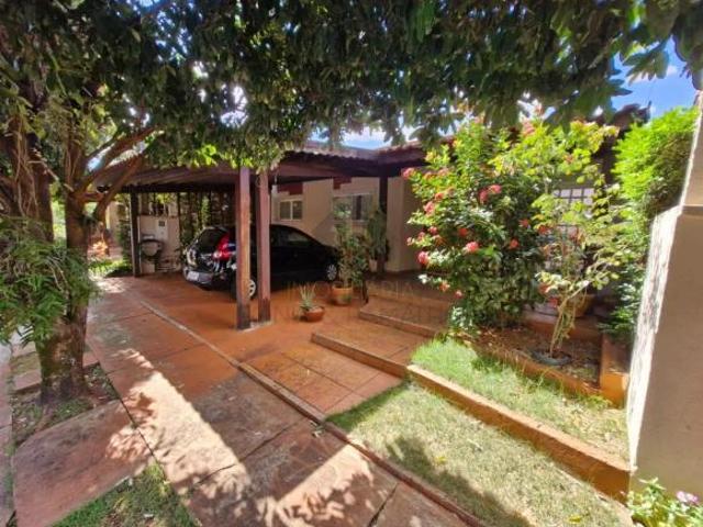 Casa para Venda e Locação com 03 quartos, sendo 01 suíte e área de churrasco Condomínio Jatobá, em R