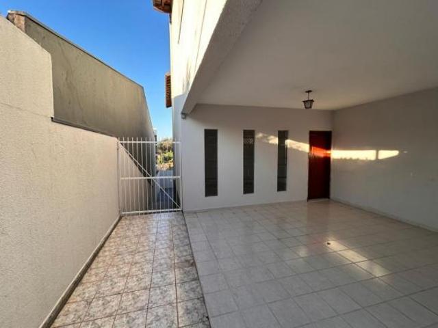 Casa para venda e locação em Vila Galvão com 3 quartos, sendo 1 suíte, 196m²