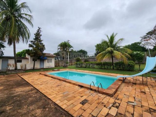 Casa para Venda e Locação no Condomínio Monte Carlo