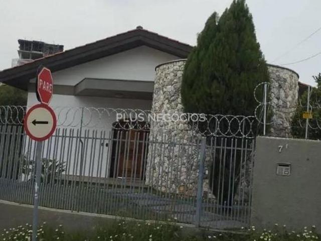 Casa para venda e locação no Campolim com 450 m², 9 vagas de garagem, 3 suítes e escritório