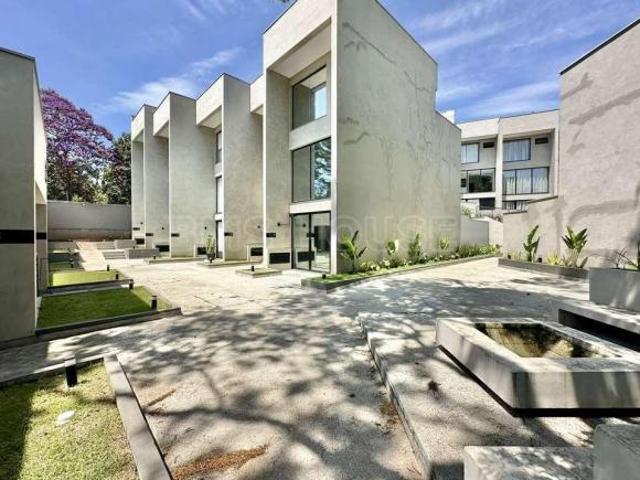 Casa para Venda em Cotia, Granja Viana, 2 dormitórios, 2 suítes, 3 banheiros, 2 vagas
