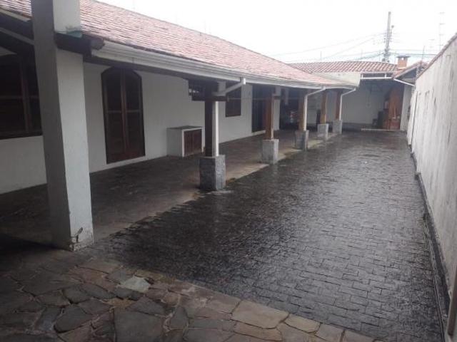 Casa para venda em Conjunto Residencial Araretama de 200.00m² com 3 Quartos, 1 Suite e 5 Garagens