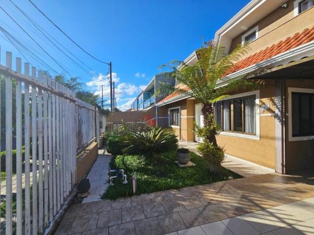 Casa para venda em Costeira de 264.00m² com 5 Quartos, 1 Suite e 5 Garagens