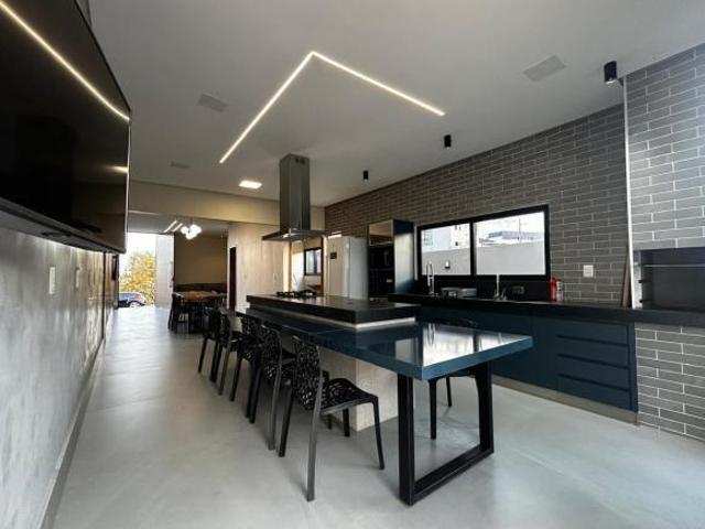 Casa para Venda em Caldas Novas, Lago Corumbá, 3 dormitórios, 3 suítes, 4 banheiros, 4 vagas