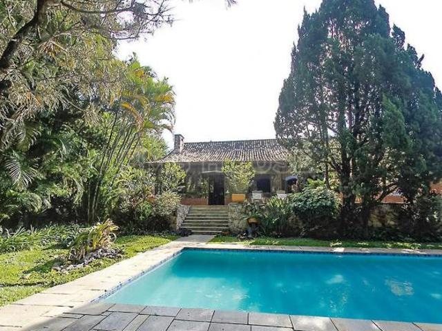 Casa para Venda em Carapicuíba, Granja Viana, 3 dormitórios, 3 suítes, 5 banheiros, 4 vagas