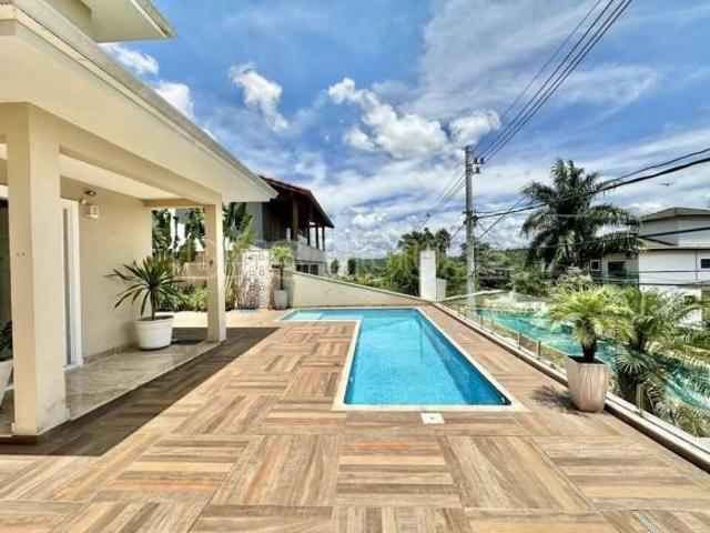 Casa para Venda em Carapicuíba, Granja Viana, 4 dormitórios, 2 suítes, 4 banheiros, 3 vagas