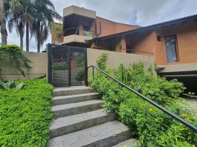 Casa para Venda em Carapicuíba, Granja Viana, 5 dormitórios, 5 suítes, 8 banheiros, 6 vagas