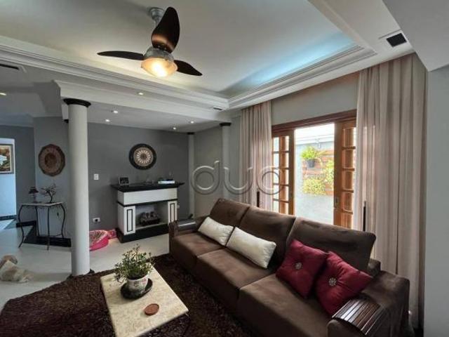Casa para venda em Castelinho de 237.00m² com 3 Quartos, 1 Suite e 2 Garagens