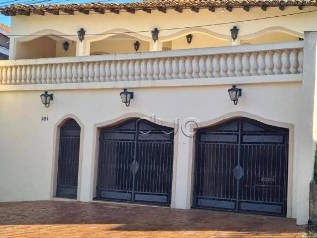 Casa para venda em Castelinho de 252.00m² com 3 Quartos, 1 Suite e 5 Garagens