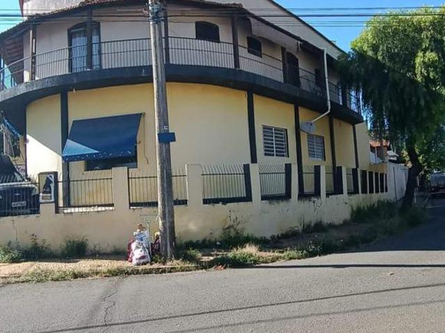 Casa para venda em Castelo de 300.00m² com 3 Quartos, 1 Suite e 3 Garagens