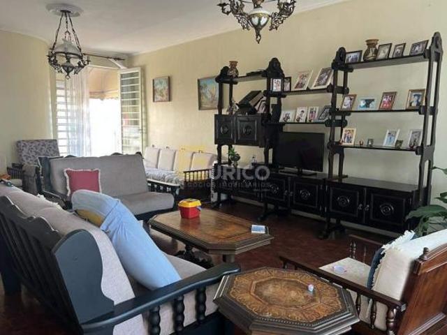 Casa para venda em Castelo de 320.00m² com 5 Quartos, 1 Suite e 6 Garagens