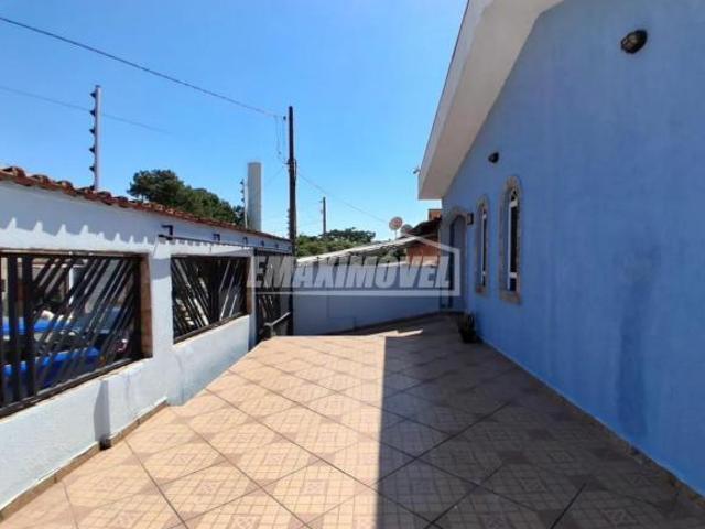 Casa para venda em Central Parque de 250.00m² com 3 Quartos, 1 Suite e 3 Garagens