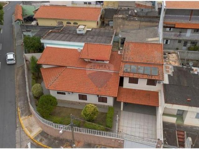 Casa para venda em Centro de 179.00m² com 4 Quartos, 1 Suite e 6 Garagens